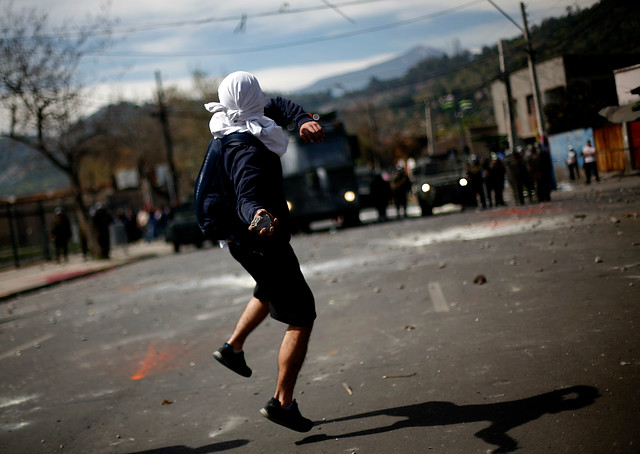 Encapuchado es sorprendido por su padre y fue retirado a la fuerza de ...
