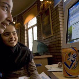 Máximo líder espiritual de Irán prohíbe que los jóvenes chateen en ...
