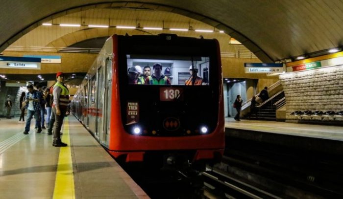 Metro de Santiago reanuda servicio en cinco líneas tras retraso en la apertura - El Mostrador